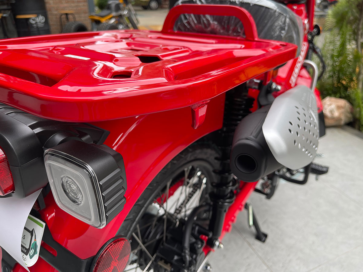 Honda CT125 2022 màu đỏ phù hợp hơn cho chuyến phượt rừng
