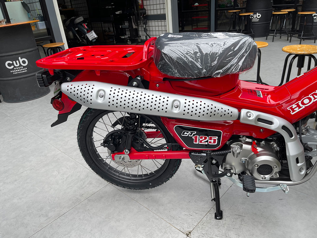 Honda CT125 2022 màu đỏ phù hợp hơn cho chuyến phượt rừng